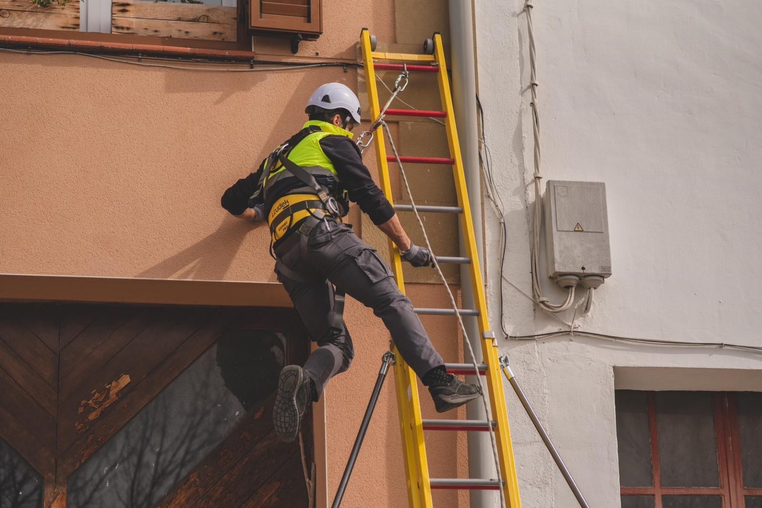 TRABAJOS A LA INTEMPERIE SOBRE ESCALERAS DE MANO: PRINCIPALES RIESGOS Y ...